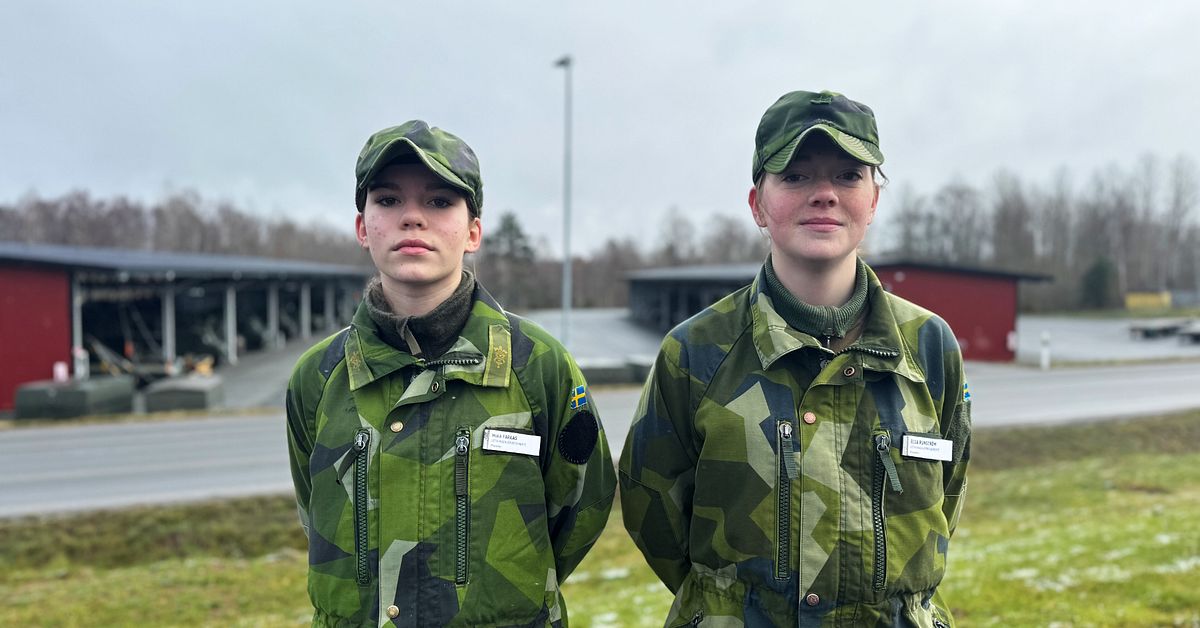 Mira och Elsa praoar på regementet i Eksjö | SVT Nyheter
