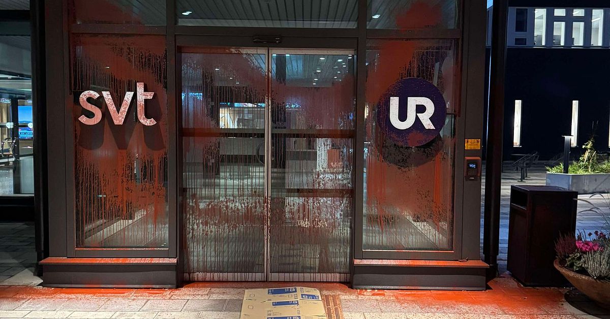 Färgattack mot SVT:s entré i Stockholm | SVT Nyheter