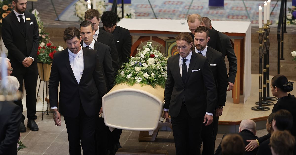 Svennis kista bärs ut från kyrkan | SVT Nyheter