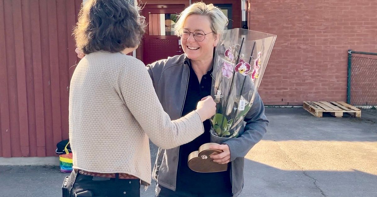Här hyllas Helen Persson – släckte branden på Stoby skola | SVT Nyheter