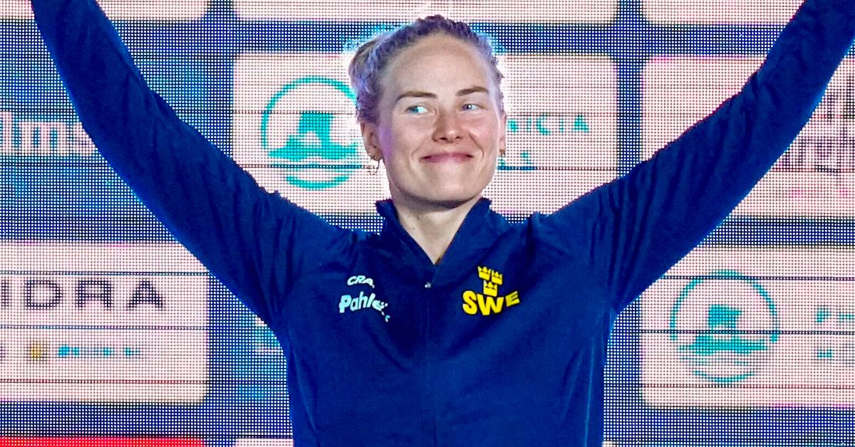 Här får Michelle Coleman sin guldmedalj | SVT Nyheter