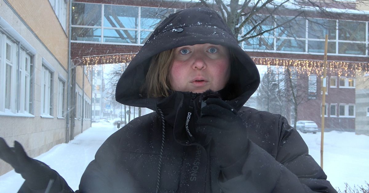 SVT:s reporter Julija Sidner på plats i Örnsköldsvik. – SMHI: Röd ...