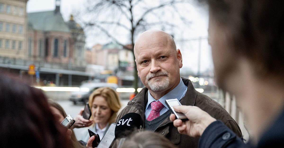 Daniel Bäckström duckar – vill inte svara om han kandiderar till ...