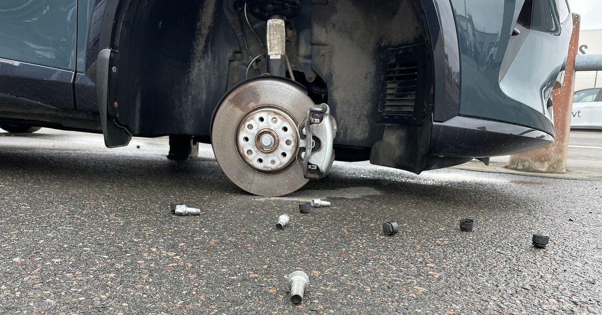 Stulna däck och krossade rutor på bilar i natt – samma bilfirma ...