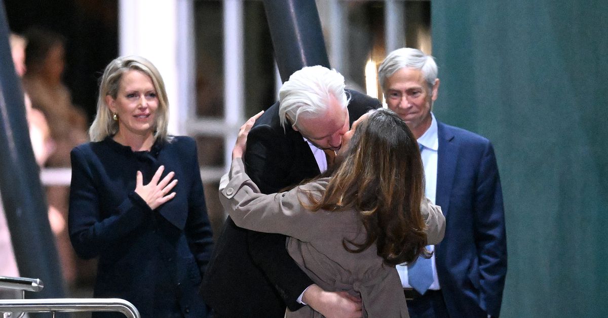 Julian Assange har landat i Australien | SVT Nyheter