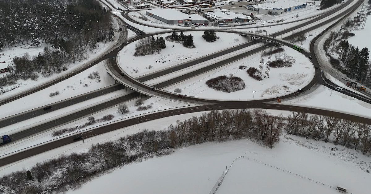 Nu har ombyggnationen av Årbyrondellen i Eskilstuna startat | SVT Nyheter