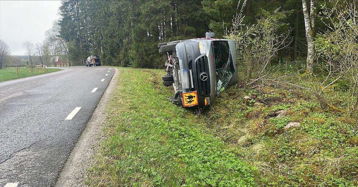Skolbuss körde av vägen utanför Ulricehamn – 17 passagerare oskadda | SVT Nyheter