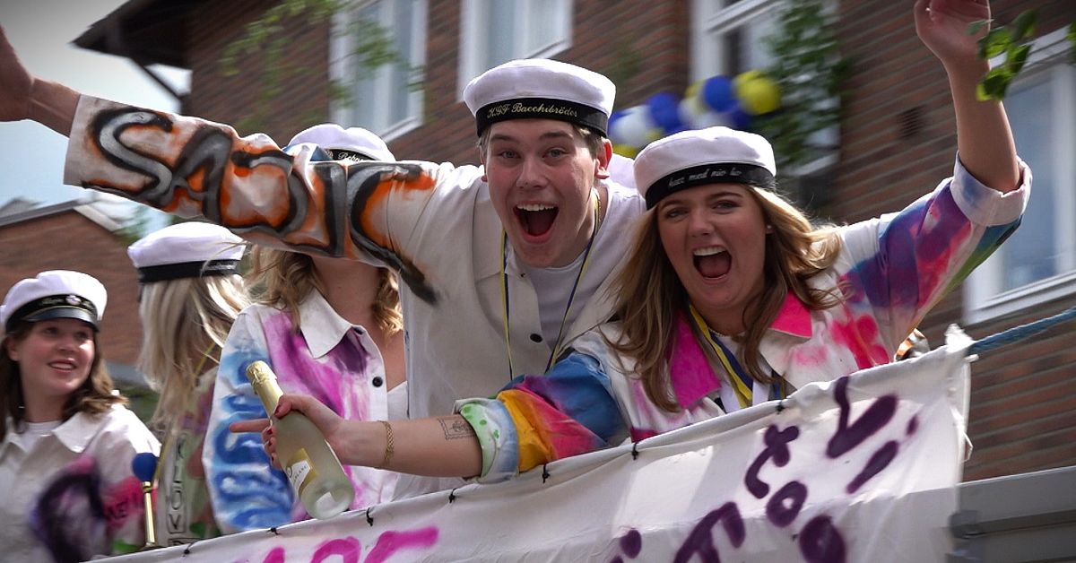 Glada studenter livade upp Östersunds gator | SVT Nyheter