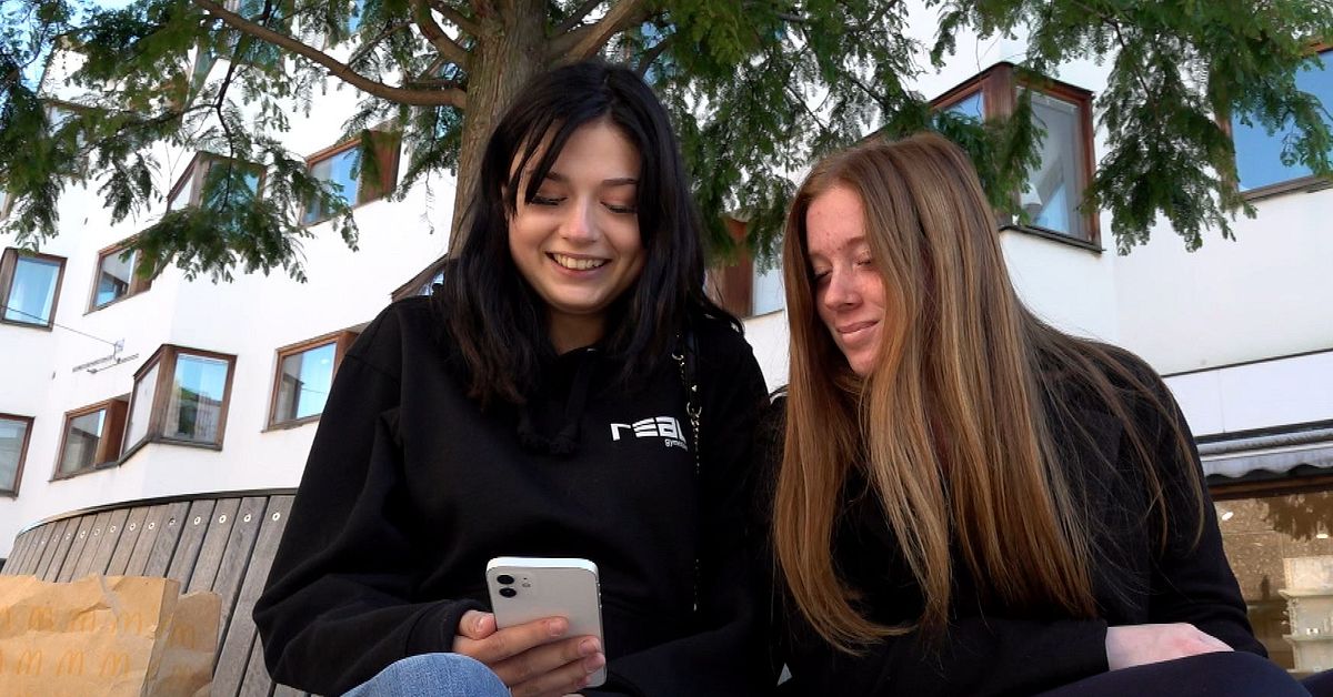 Här reagerar ungdomarna Emma och Klara i Eskilstuna på virala biskopen ...