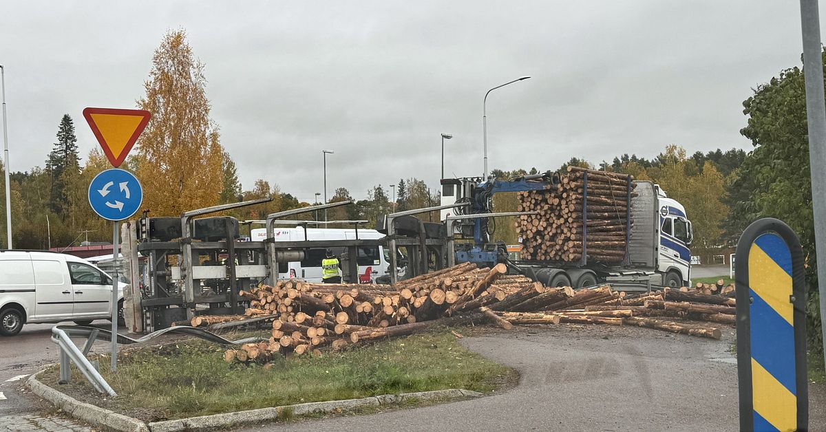 Lastbilssläp med timmer välte – långa köer utanför Falun | SVT Nyheter