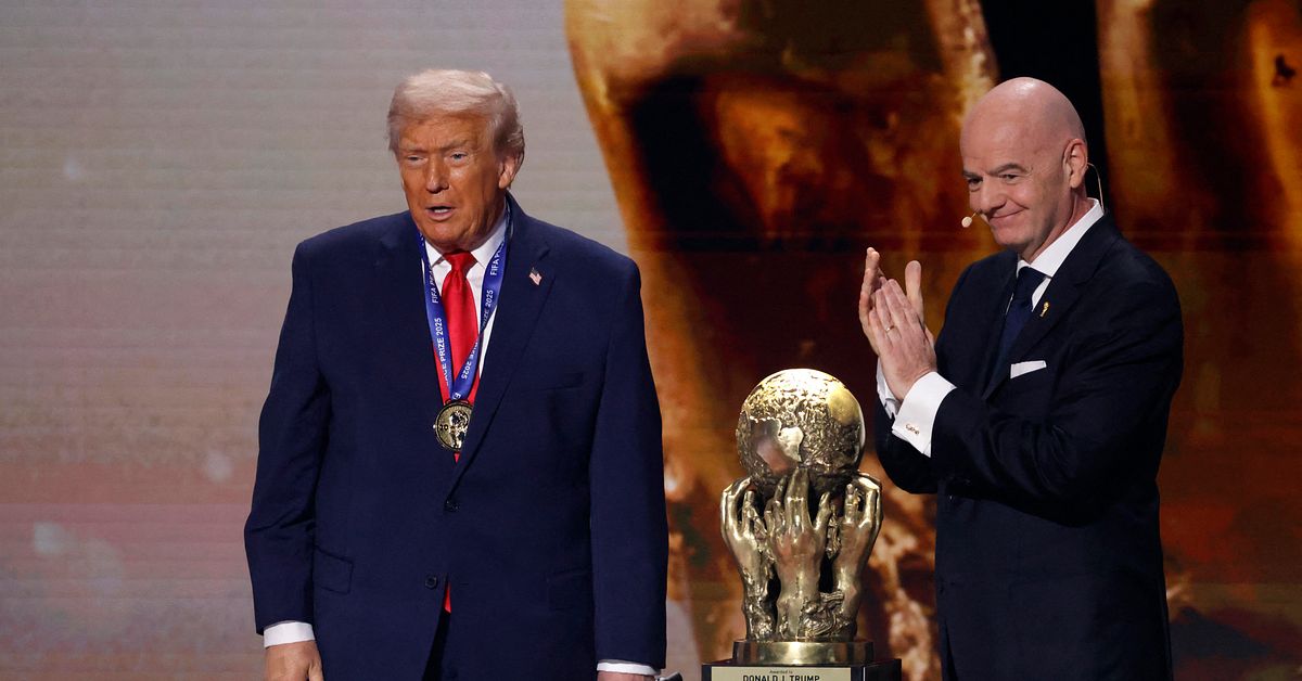 Fotboll: Fifa-chefen anmäls efter Trumps fredspris | SVT Sport