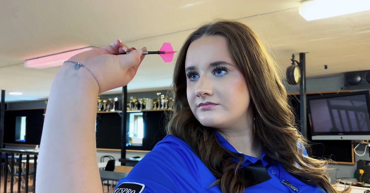 Engla, 17, kammar hem historiska guld i dart | SVT Nyheter