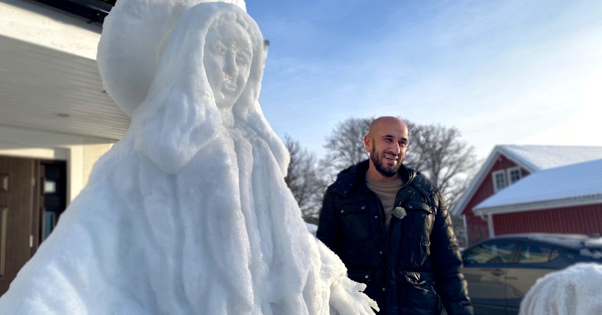 Kamil skapar snöskulpturer på sin tomt i Södertälje | SVT Nyheter