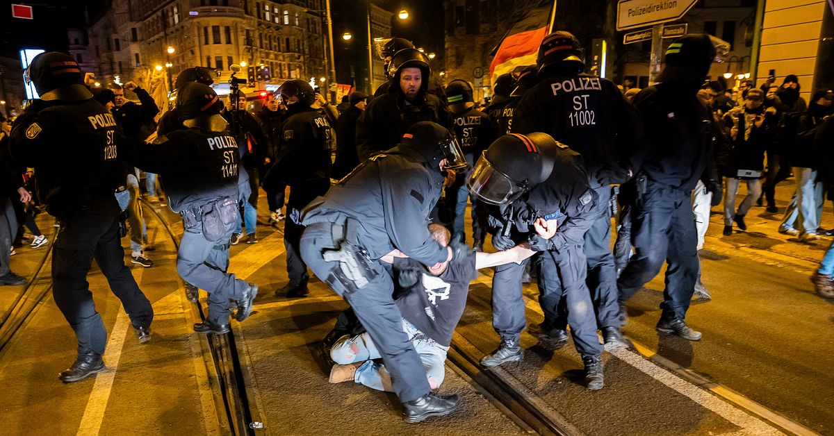 Högerextrem demonstration efter dådet i Magdeburg | SVT Nyheter