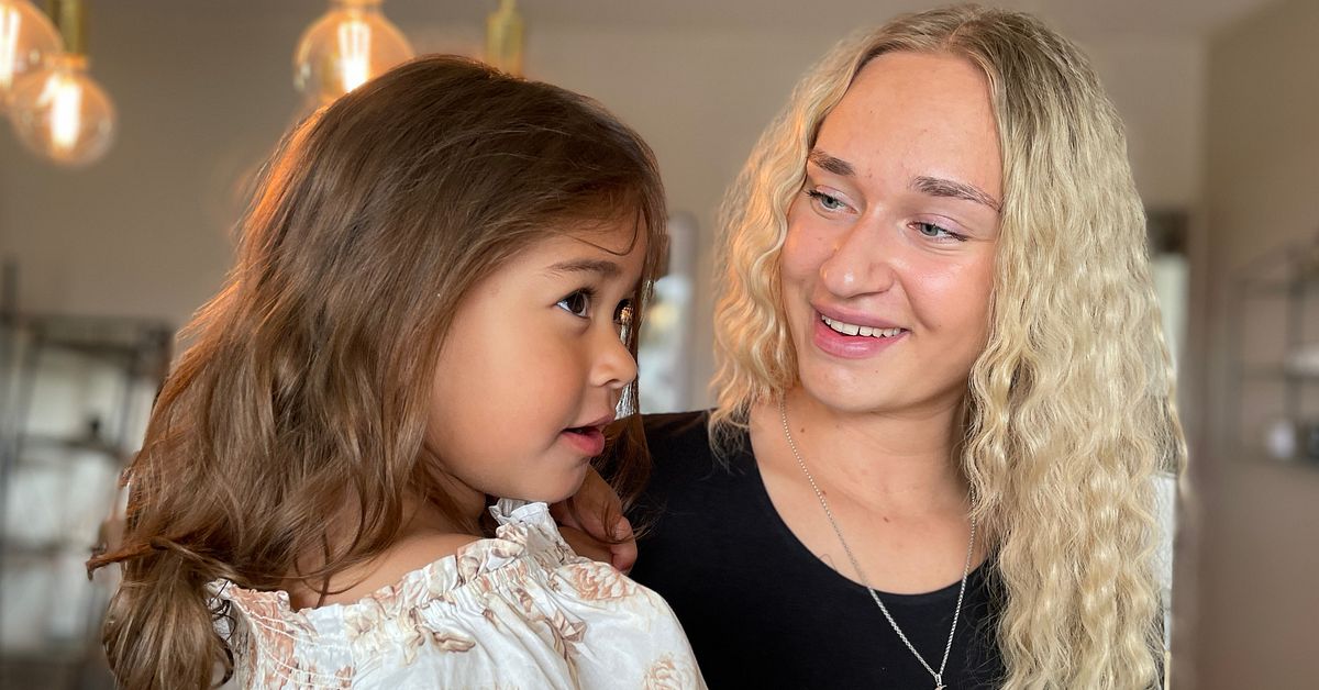 Tindra blev mamma som 15-åring: ”Min räddning” | SVT Nyheter