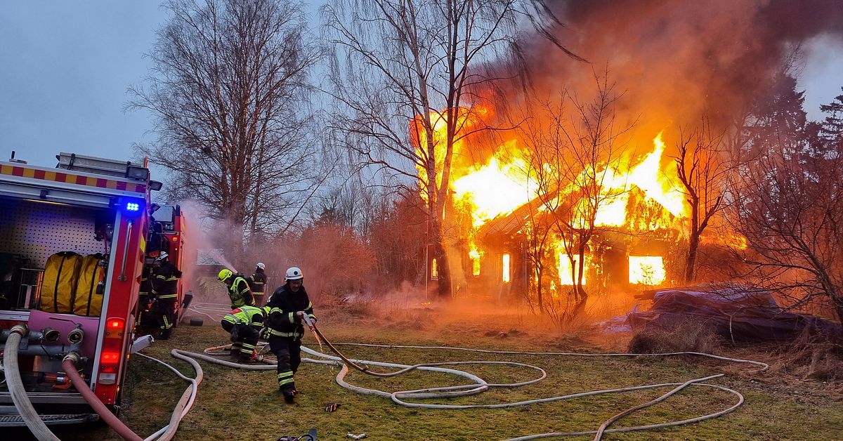 Kraftig villabrand i Gullspång: ”Helt övertänd” | SVT Nyheter