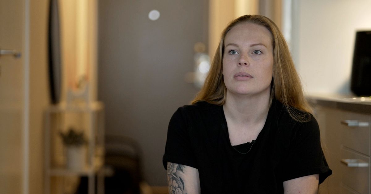 Idrottsläraren smygfilmade Emma, 25: ”Ingen lyssnade på oss” | SVT Nyheter