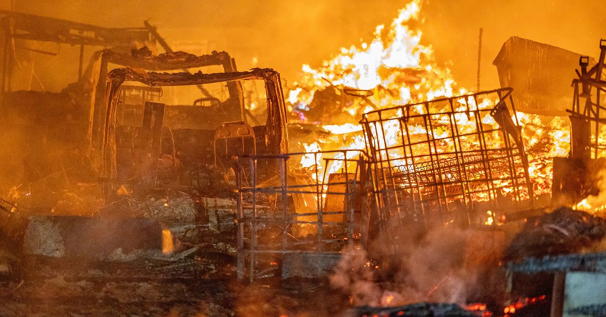 Kraftig brand i gammal industrilokal i Upphärad | SVT Nyheter