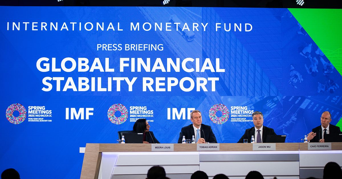 IMF varnar för ny ekonomisk era – skrotar prognos | SVT Nyheter