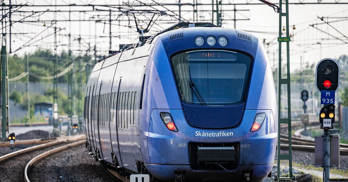 Priset på månadskort i kollektivtrafiken halveras i Skåne | SVT Nyheter