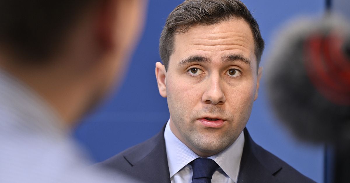 Sveriges biståndsminister Benjamin Dousa (M) efter förbudet av Unrwa ...