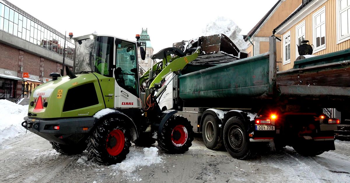 Nu ska snön bort från stan – lastbilar kör skytteltrafik | SVT Nyheter