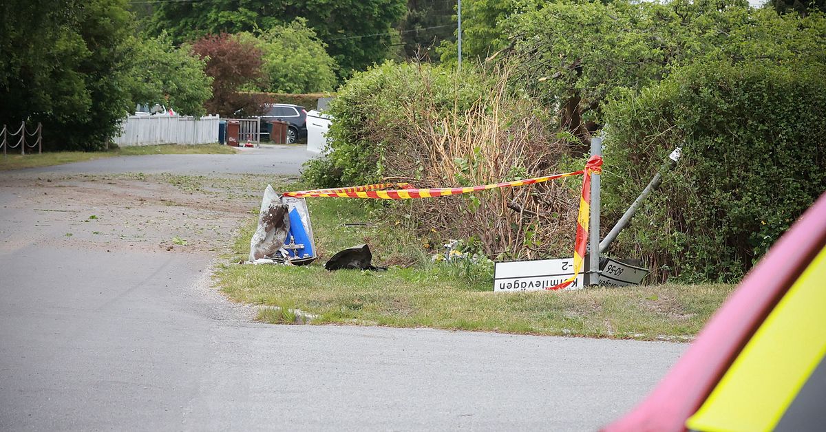 Allvarlig bilolycka i Huddinge – voltade in i trädgård | SVT Nyheter