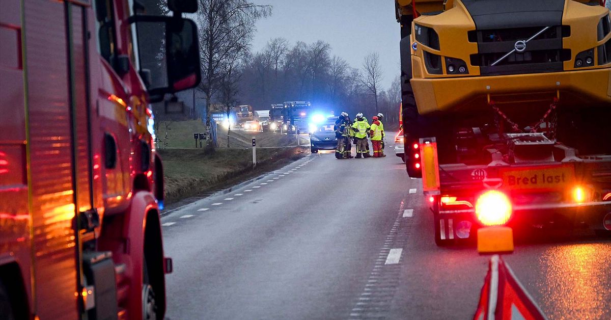 Olycka mellan lastbil och personbil utanför Tranemo – fem till sjukhus ...