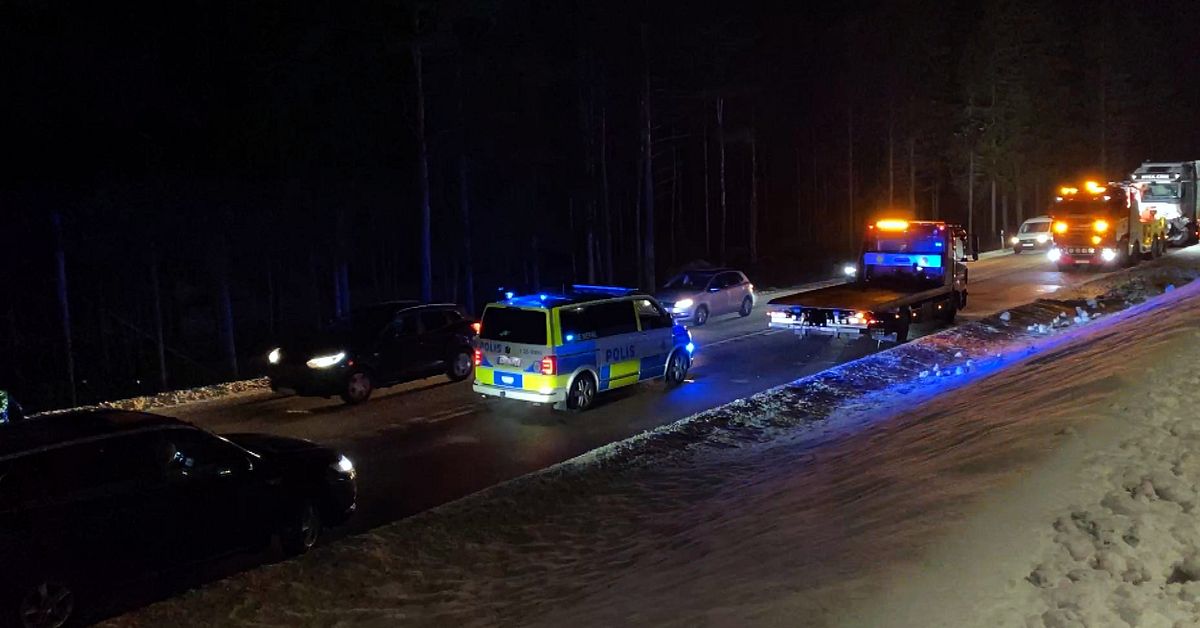 Personbil och lastbil i frontalkrock utanför Grycksbo – en person ...