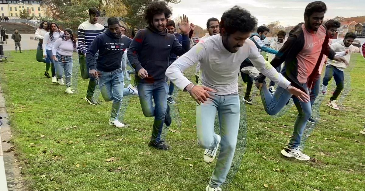 Här överraskar BTH-studenter med indisk dans | SVT Nyheter