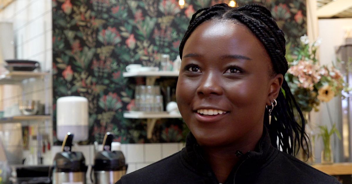 Så klarar Chanella i Luleå av att varva studier med jobb | SVT Nyheter