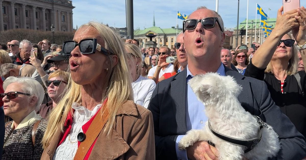 Kungen hyllades med körsång och gratulationer | SVT Nyheter