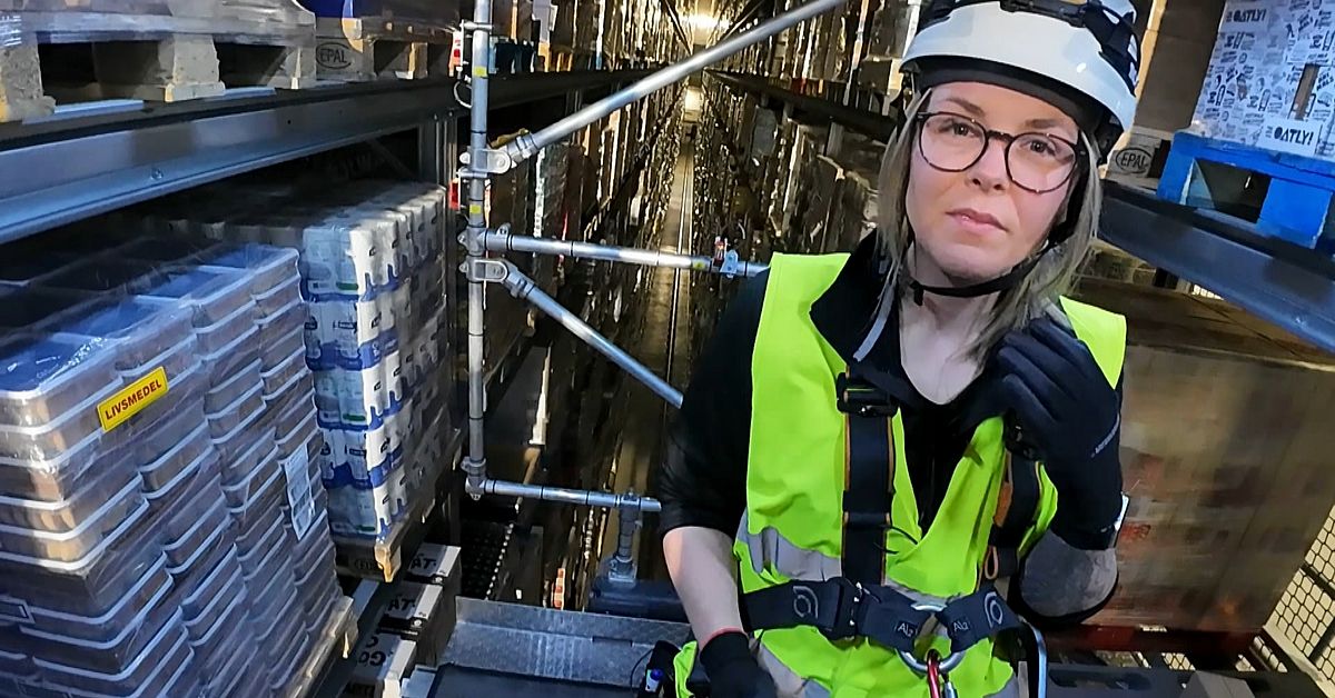 Sofia arbetar som klättrare på Coop-lagret i Eskilstuna – löser problem ...