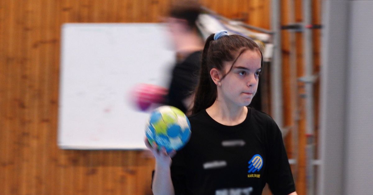 Häng med paralaget PANG på handbollsträning | SVT Nyheter