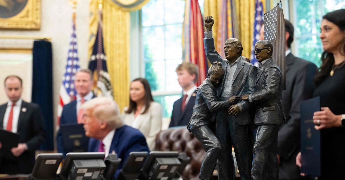 Trump smyckar ut Ovala rummet – med skulptur av sig själv | SVT Nyheter