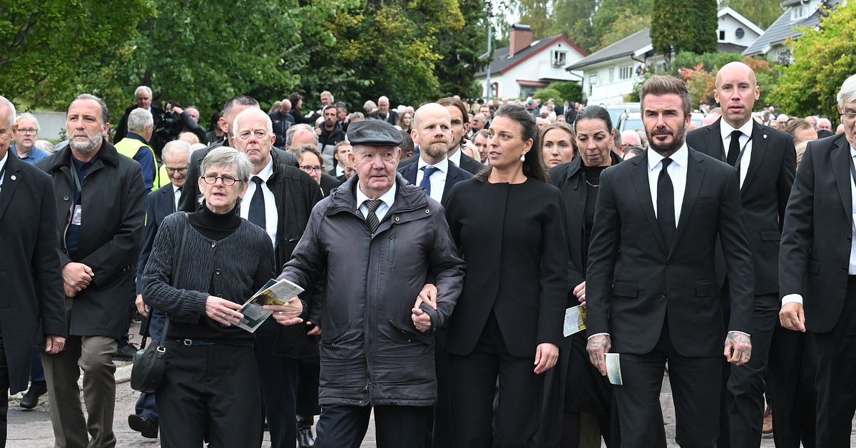 Svennis begravning i Torsby: David Beckham och övriga gäster i kortege mot minnesstunden | SVT ...
