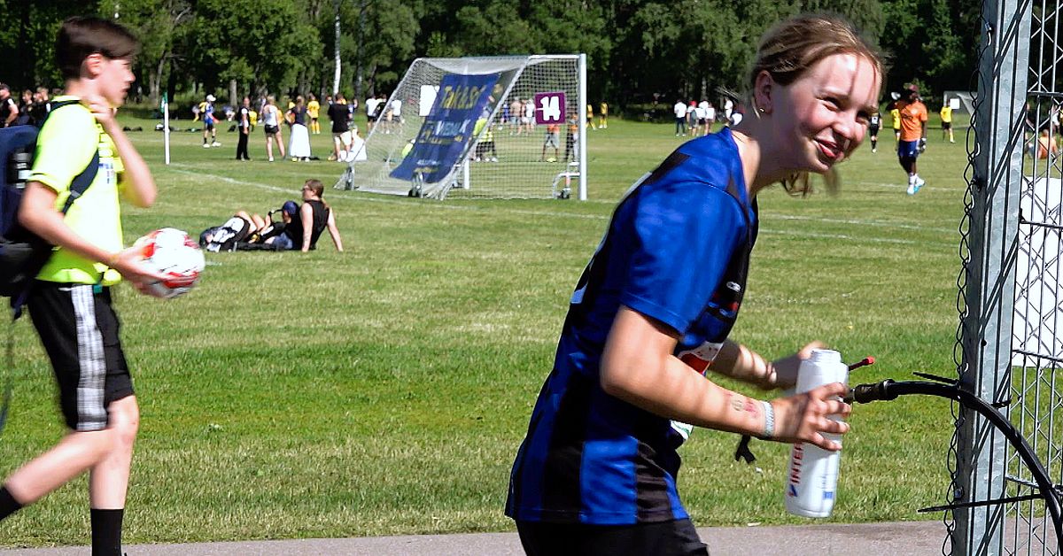 Över 12 000 fotbollspelare på Dalecarlia Cup – i sommarhettan | SVT Nyheter