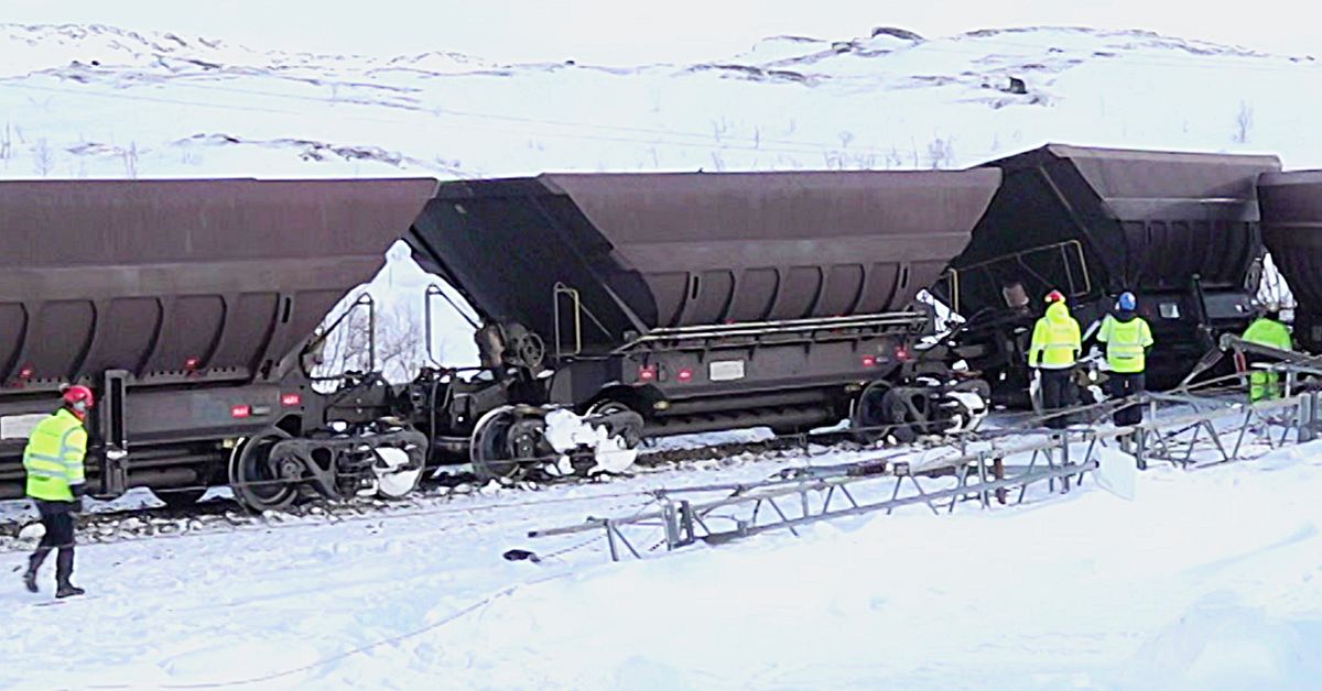 Röjningen på Malmbanan igång – skadade vagnar lyfts bort | SVT Nyheter