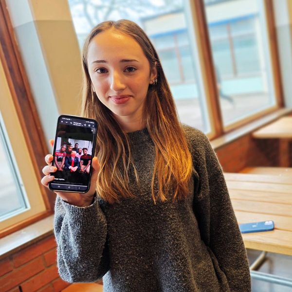 Tonåringar i Kalmar källgranskar AI-bilder: ”Det är deep fakes” | SVT Nyheter