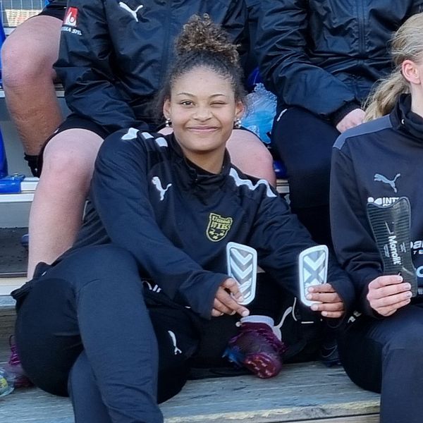 Nya trenden: Fotbollsspelare vill ha allt mindre benskydd | SVT Nyheter