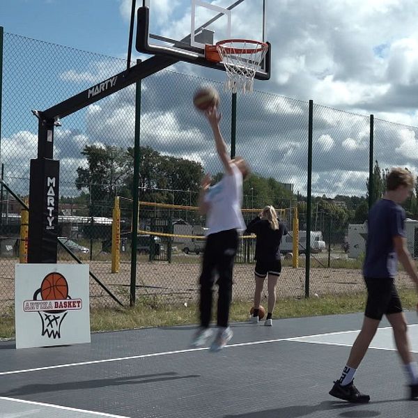 Ny basketplan utomhus klar i Arvika | SVT Nyheter