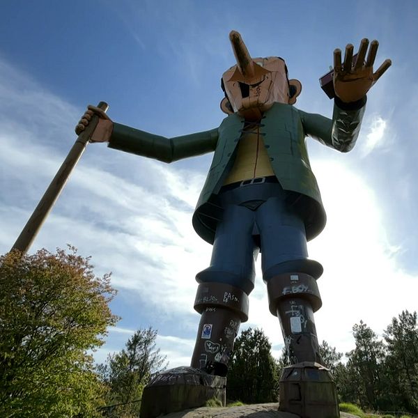 Se nedmonteringen av jätten Himble i Varberg – flyttas till Älvsered | SVT Nyheter