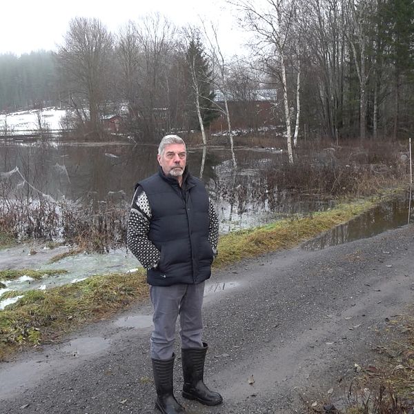 Lars i Härnösand isolerad i sitt hus efter regnovädret – bilvägen ...