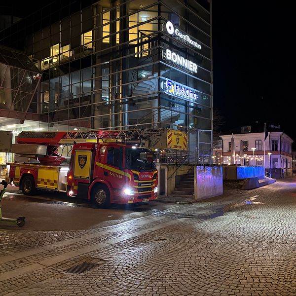 Större lada förlorad i brand utanför Skultuna: ”Rasat ihop” | SVT Nyheter