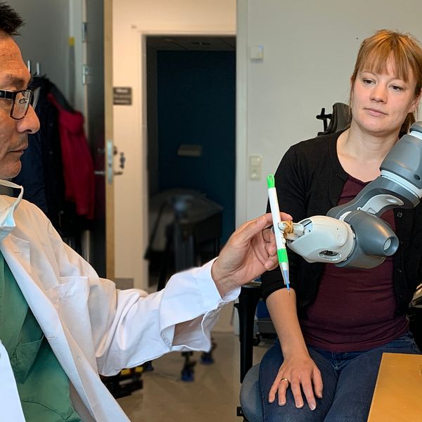 Träffa roboten med eget sinne – AI tar fysisk form på LTU | SVT Nyheter