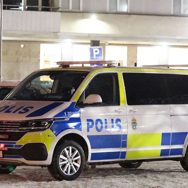 Skottlossning i Vårbergs centrum – ung man skadad | SVT Nyheter