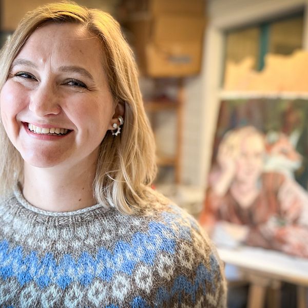 Kul-tur tillbaka – Sofie Nilsson visar upp sin sagovärld av målningar och keramik | SVT Nyheter