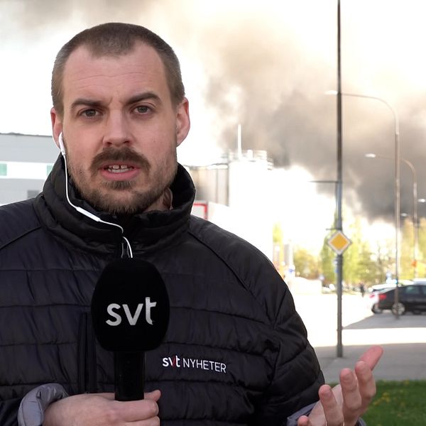 SVT:s reporter på plats: ”Det luktar rök och sticker i ögonen” | SVT ...