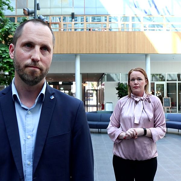 Här ”snor” Uppsalapolitikern Erik Pelling (S) moderatens svar i spårvägsdebatten | SVT Nyheter