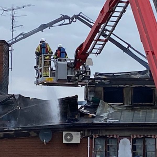 Fullt utvecklad brand i trevåningshus i Arvika | SVT Nyheter